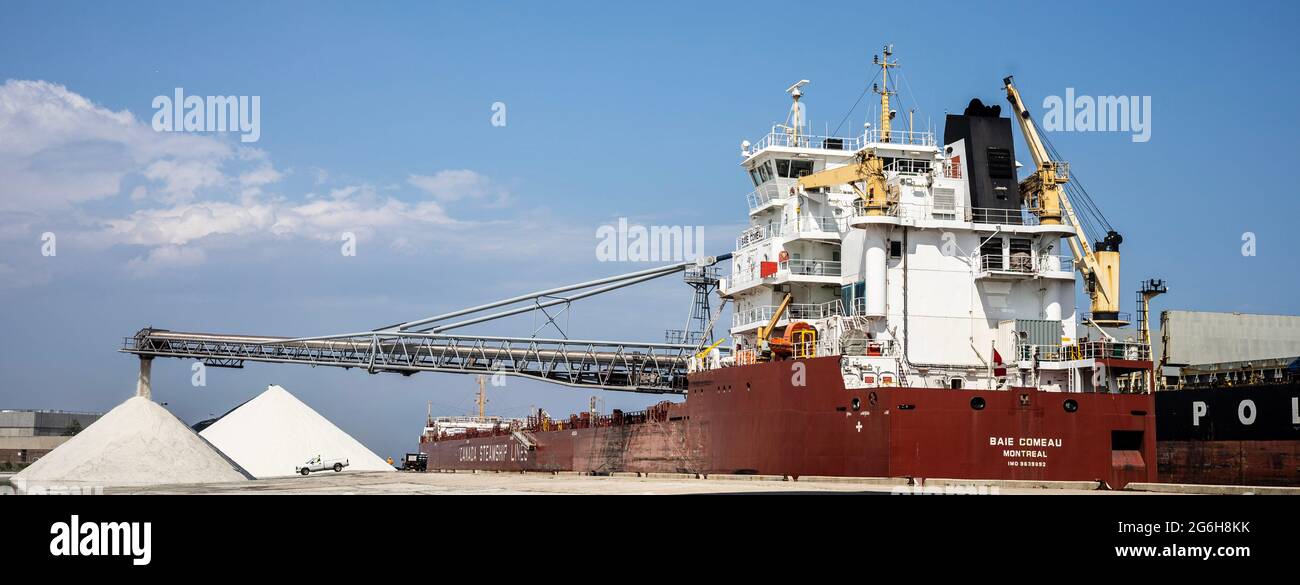 Offloading Salt in the Port Stock Photo - Alamy