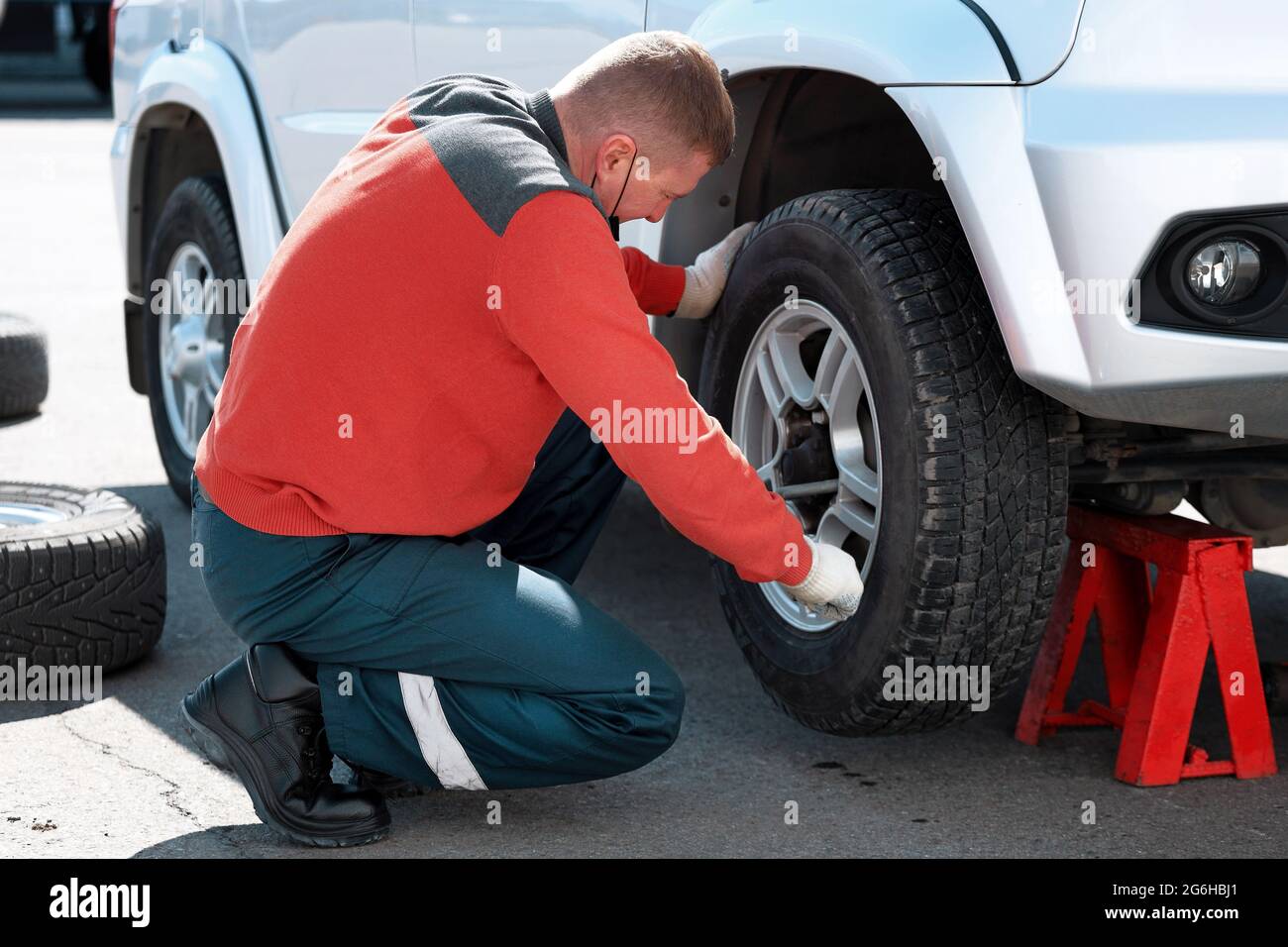 Car tire fitting hi-res stock photography and images - Alamy
