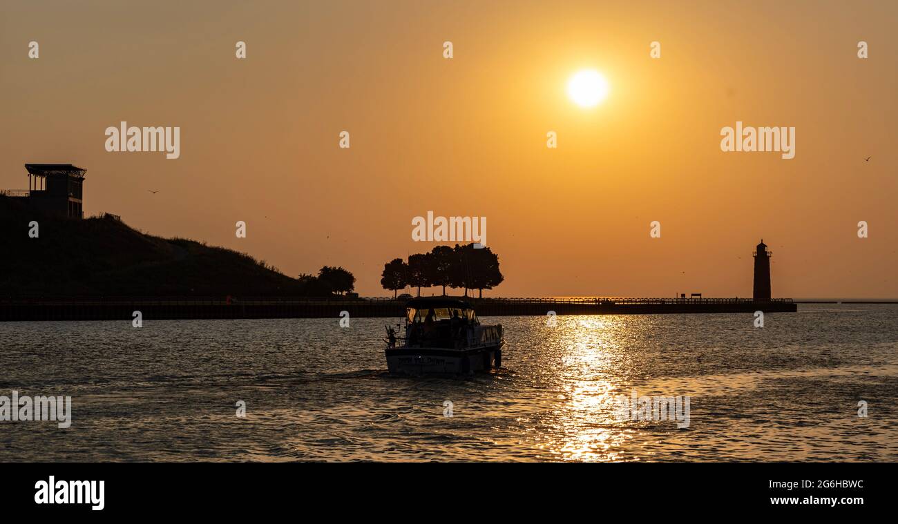 Lake Michigan Water front wit Hoan Bridge Stock Photo - Alamy