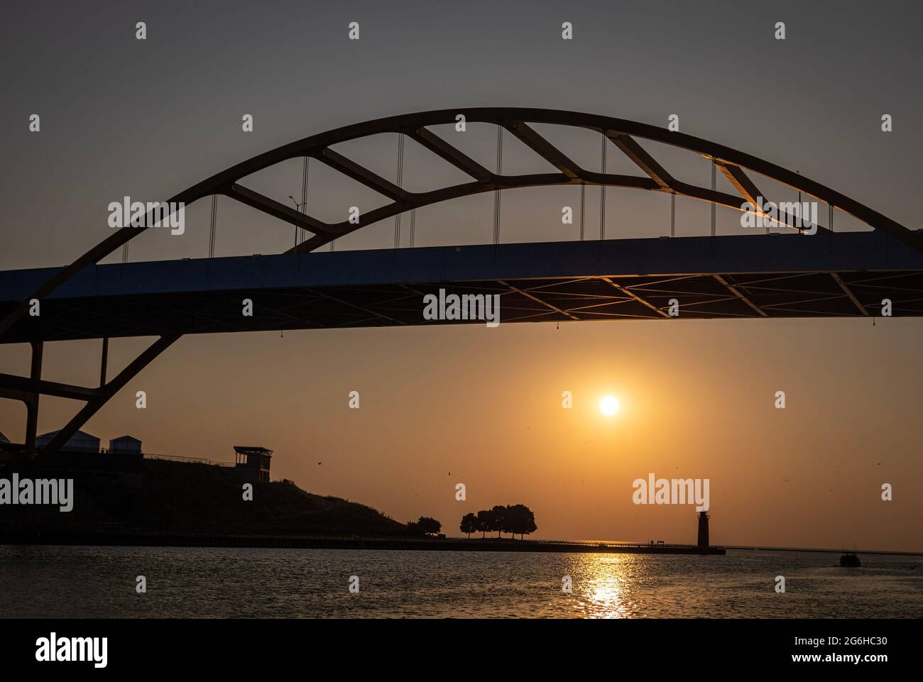Lake Michigan Water front wit Hoan Bridge Stock Photo - Alamy
