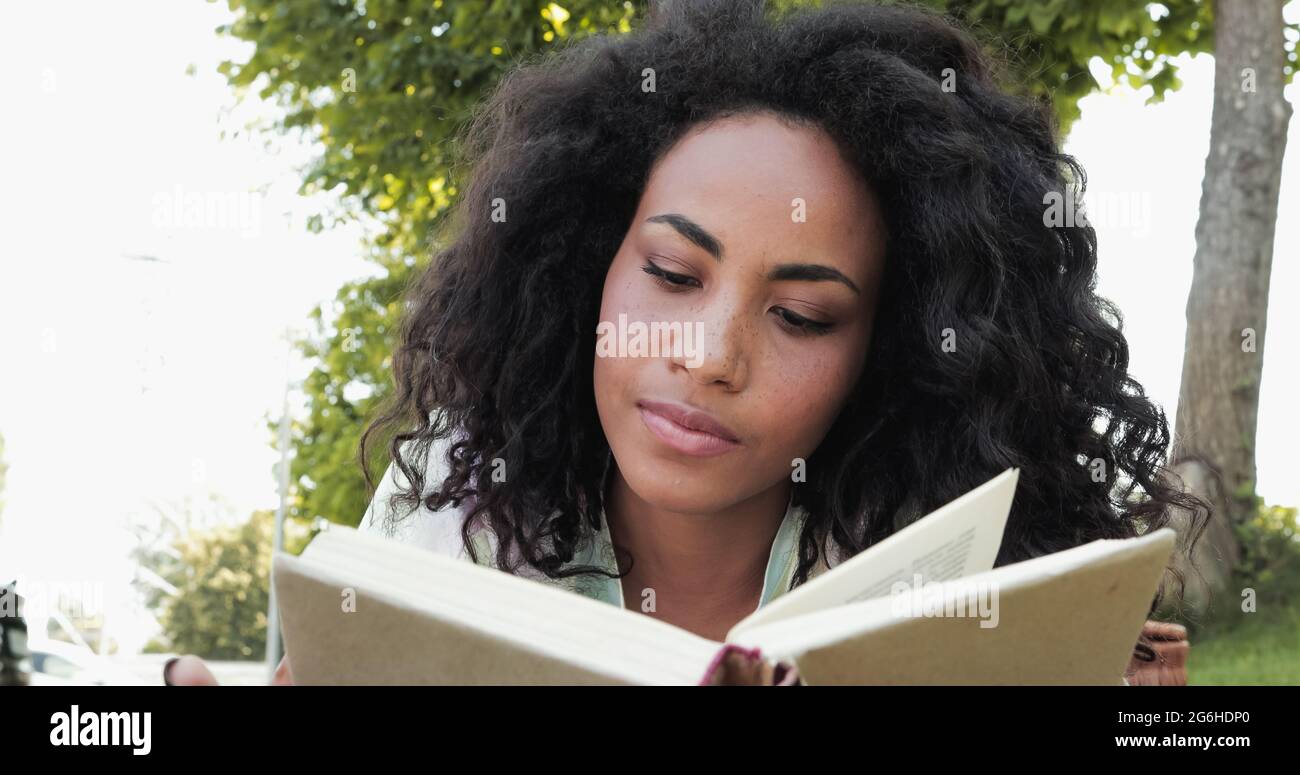 African american woman reading hi-res stock photography and images - Alamy