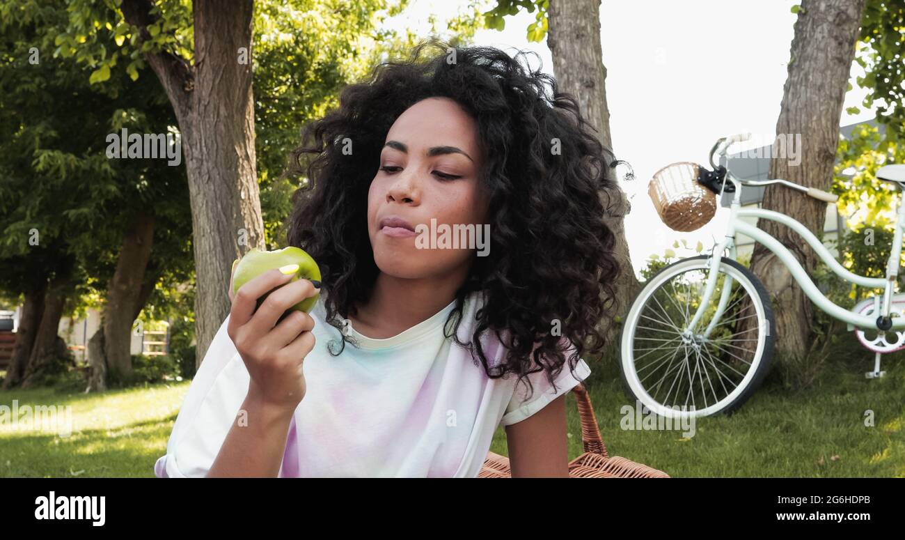 African american eating apple hi-res stock photography and images - Alamy
