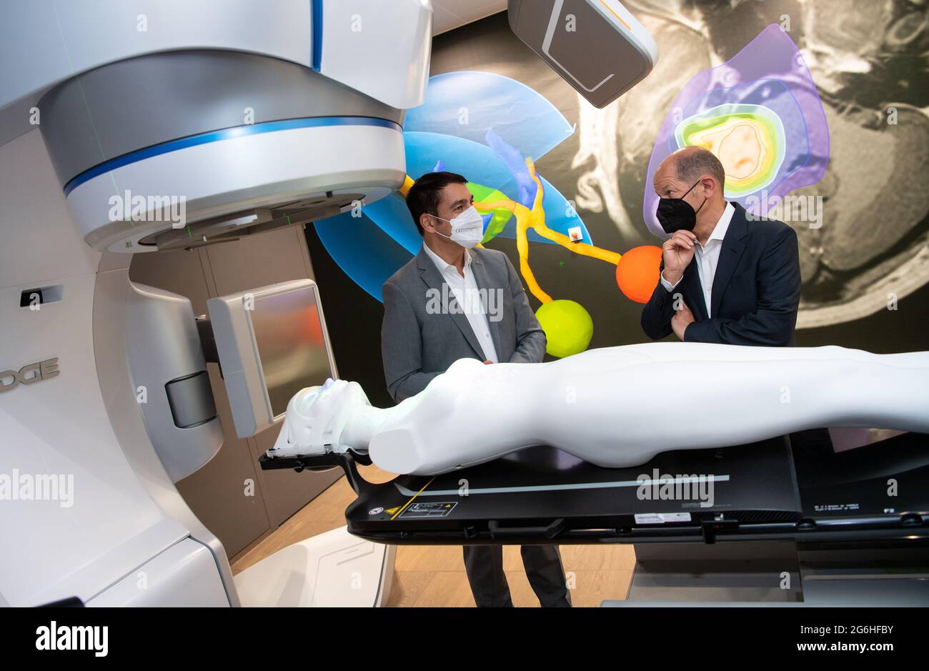 06 July 2021, Bavaria, Munich: Olaf Scholz (r), SPD candidate for ...