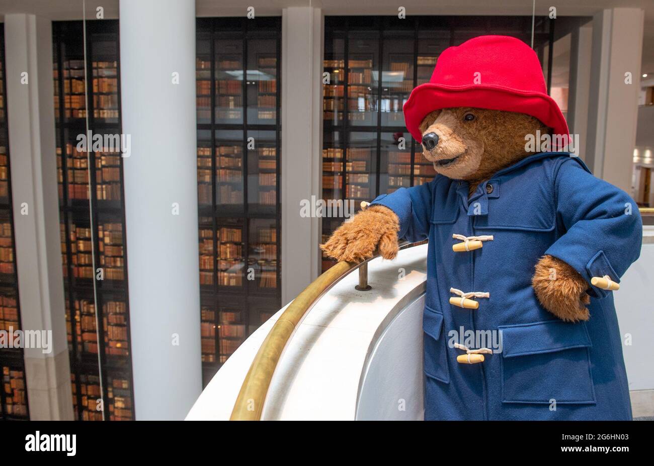 Paddington bear story hi-res stock photography and images - Alamy