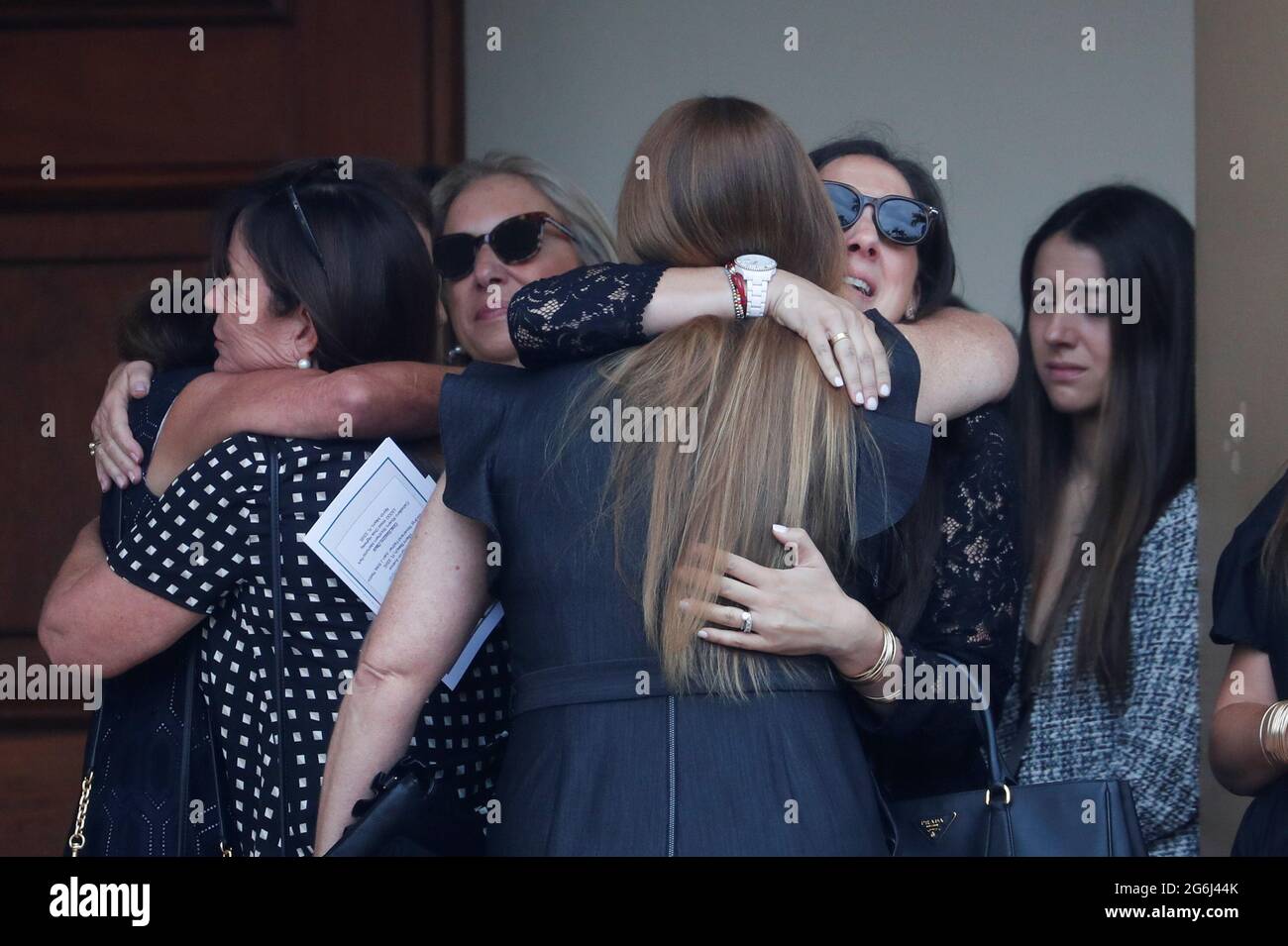 Champlain towers collapse hi-res stock photography and images - Alamy