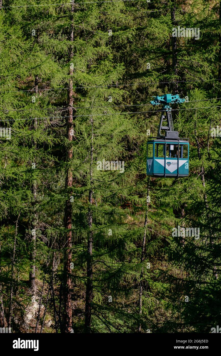 Small cable car hi-res stock photography and images - Alamy