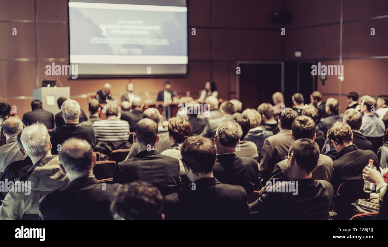 Round table discussion at business conference event Stock Photo - Alamy