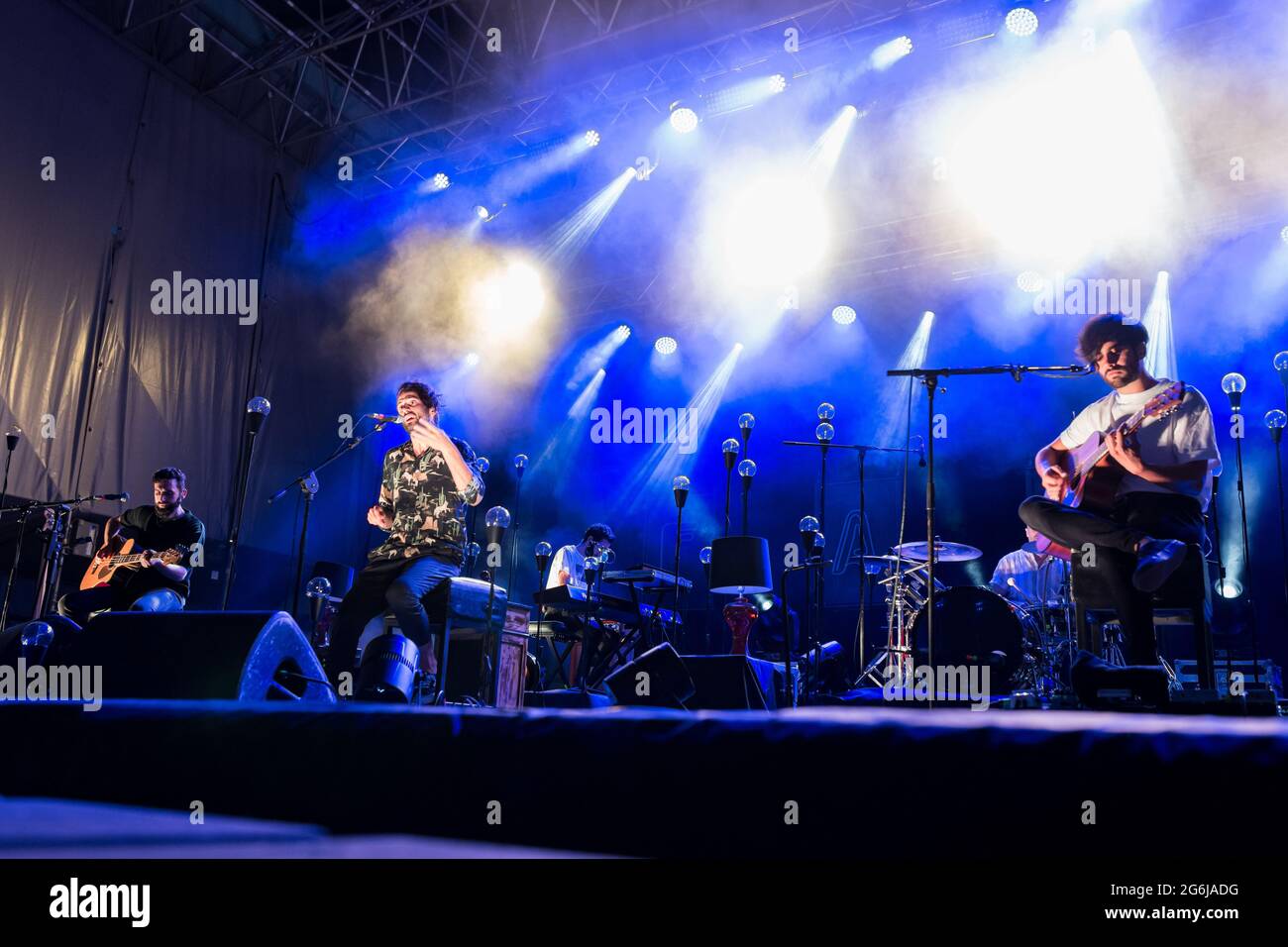 Fast animals and slow kids on stage hi-res stock photography and images ...