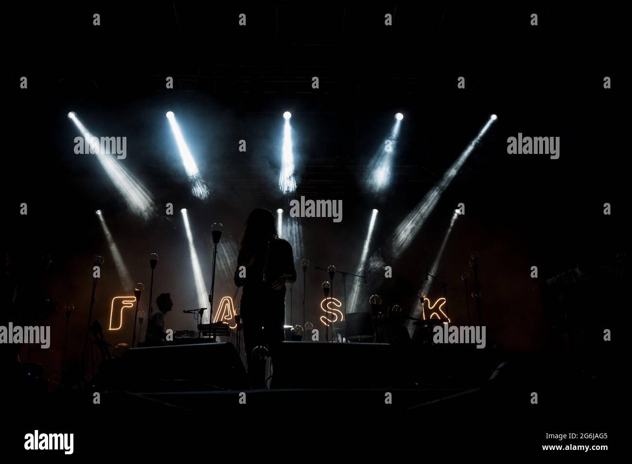 Stage animals hi-res stock photography and images - Alamy