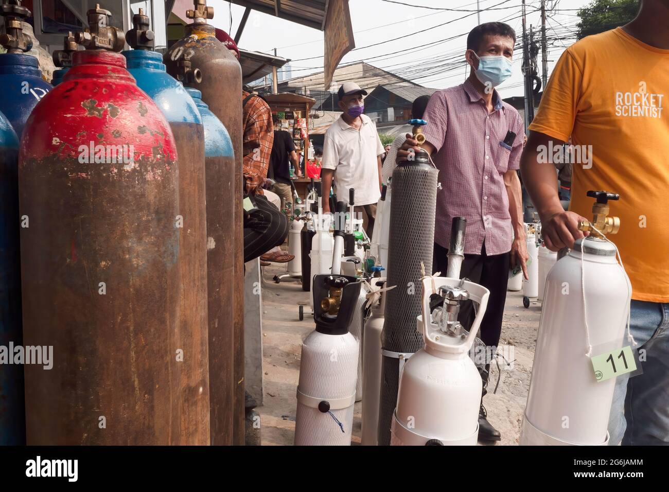 Oxygen filling station hi-res stock photography and images - Alamy