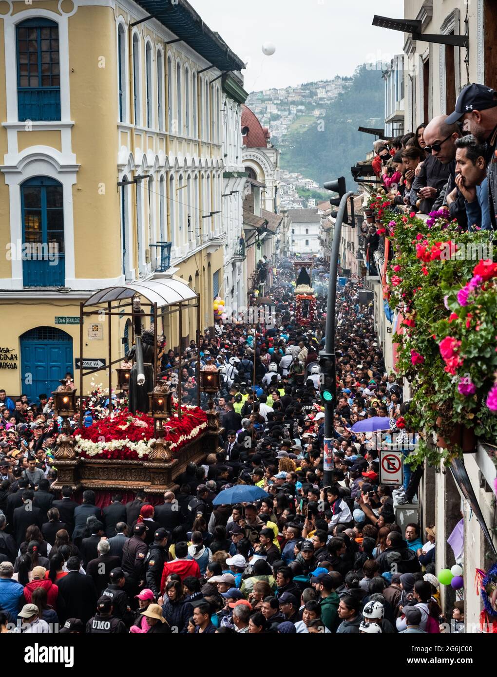 Crowd at crucifixion hi-res stock photography and images - Alamy