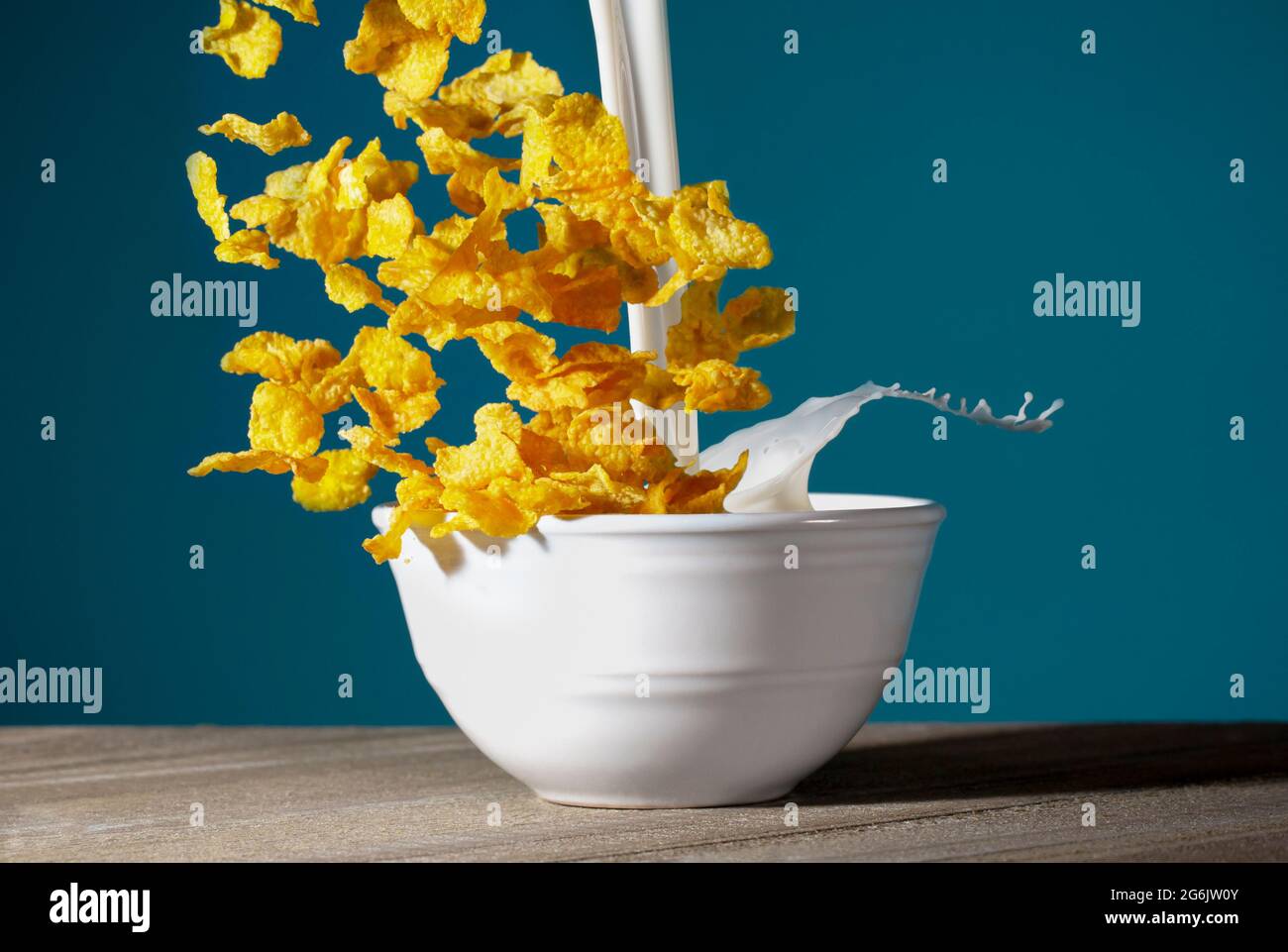 Corn flakes poured milk hi-res stock photography and images - Alamy