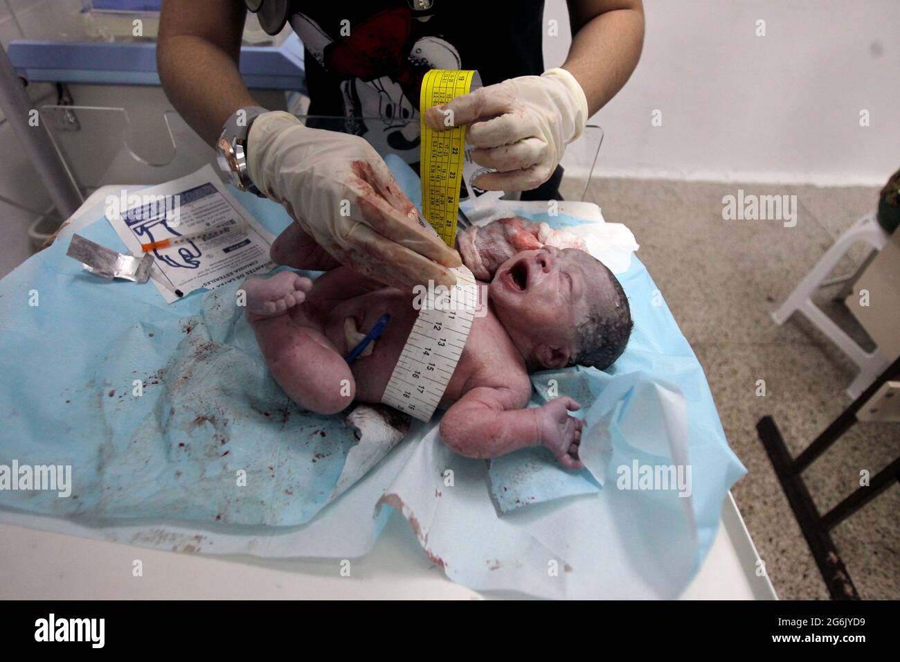 Newborn baby hospital delivery hi-res stock photography and images - Alamy