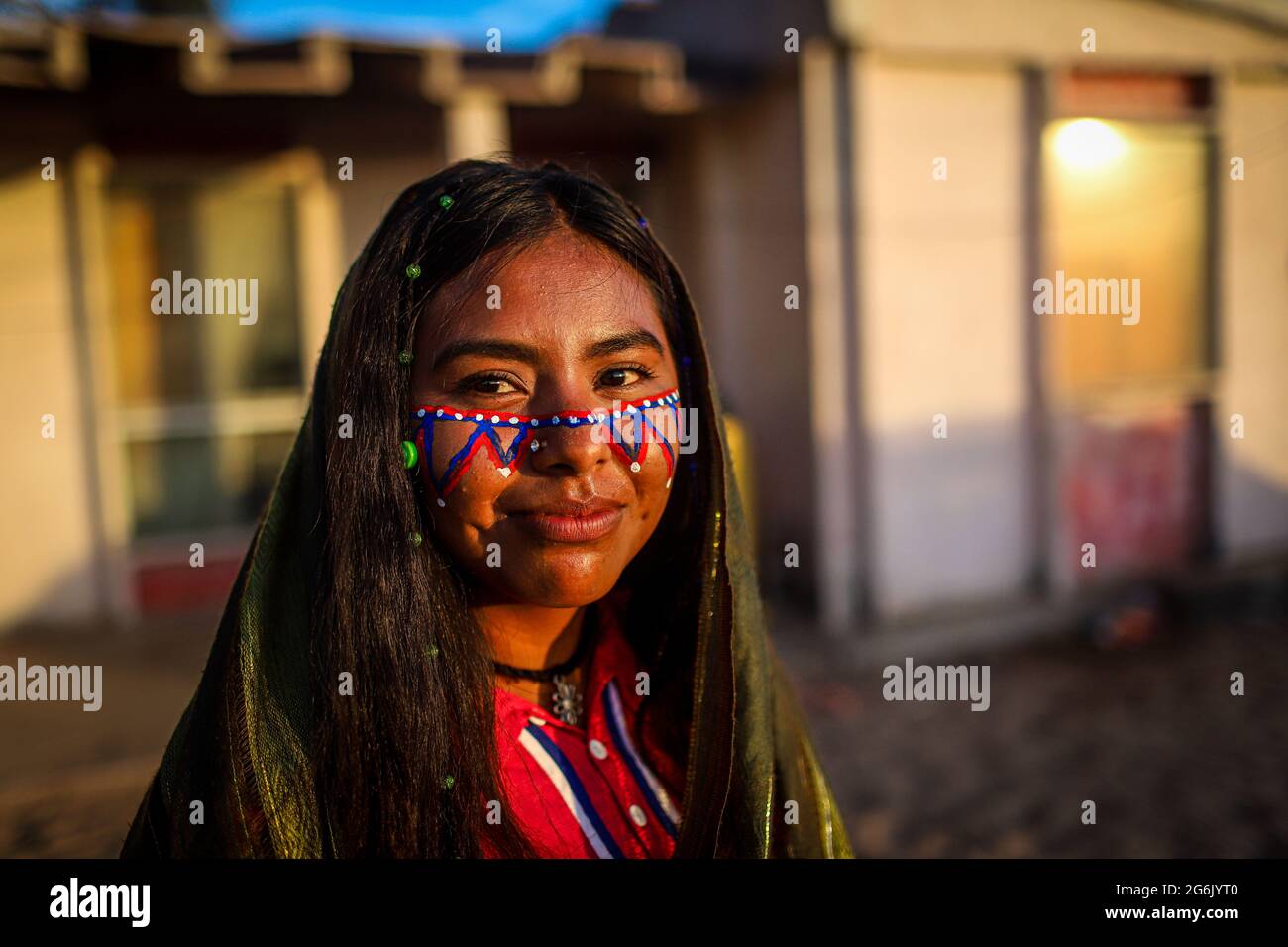 Una joven indígena con el rostro pintado de manera tradicional posa ...