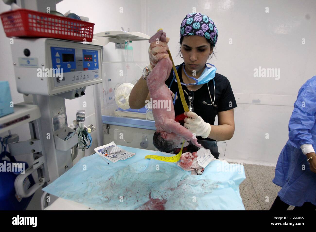 Baby birth cry hi-res stock photography and images - Alamy