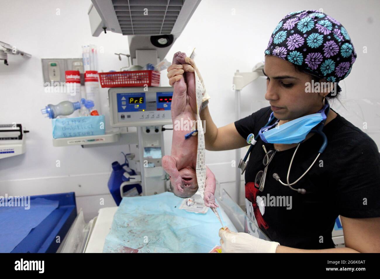 Baby birth cry doctor hi-res stock photography and images - Alamy