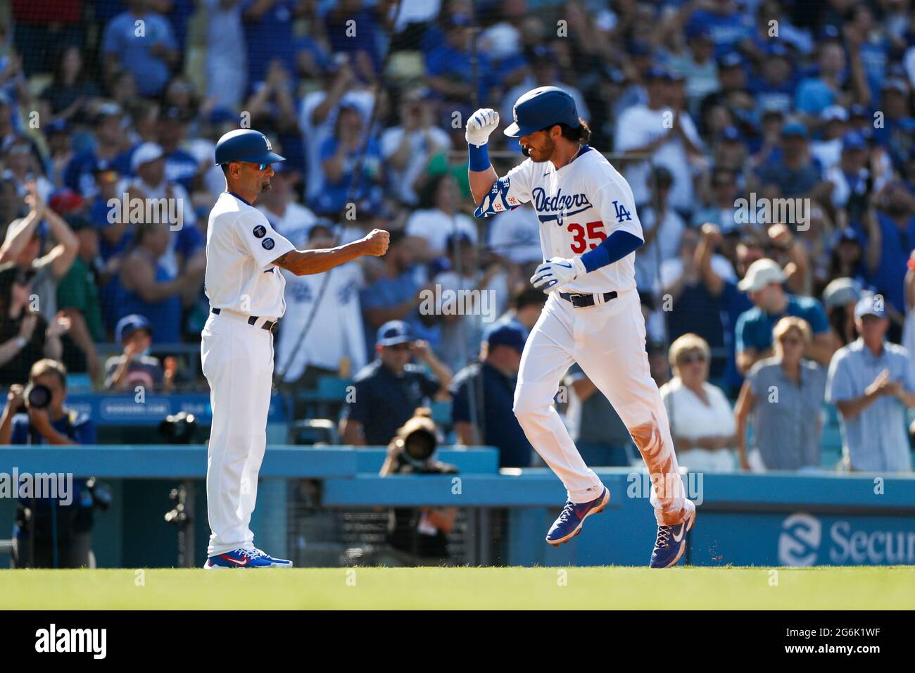 Los Angeles Dodgers first basemen Cody Bellinger (35) hits a home run ...