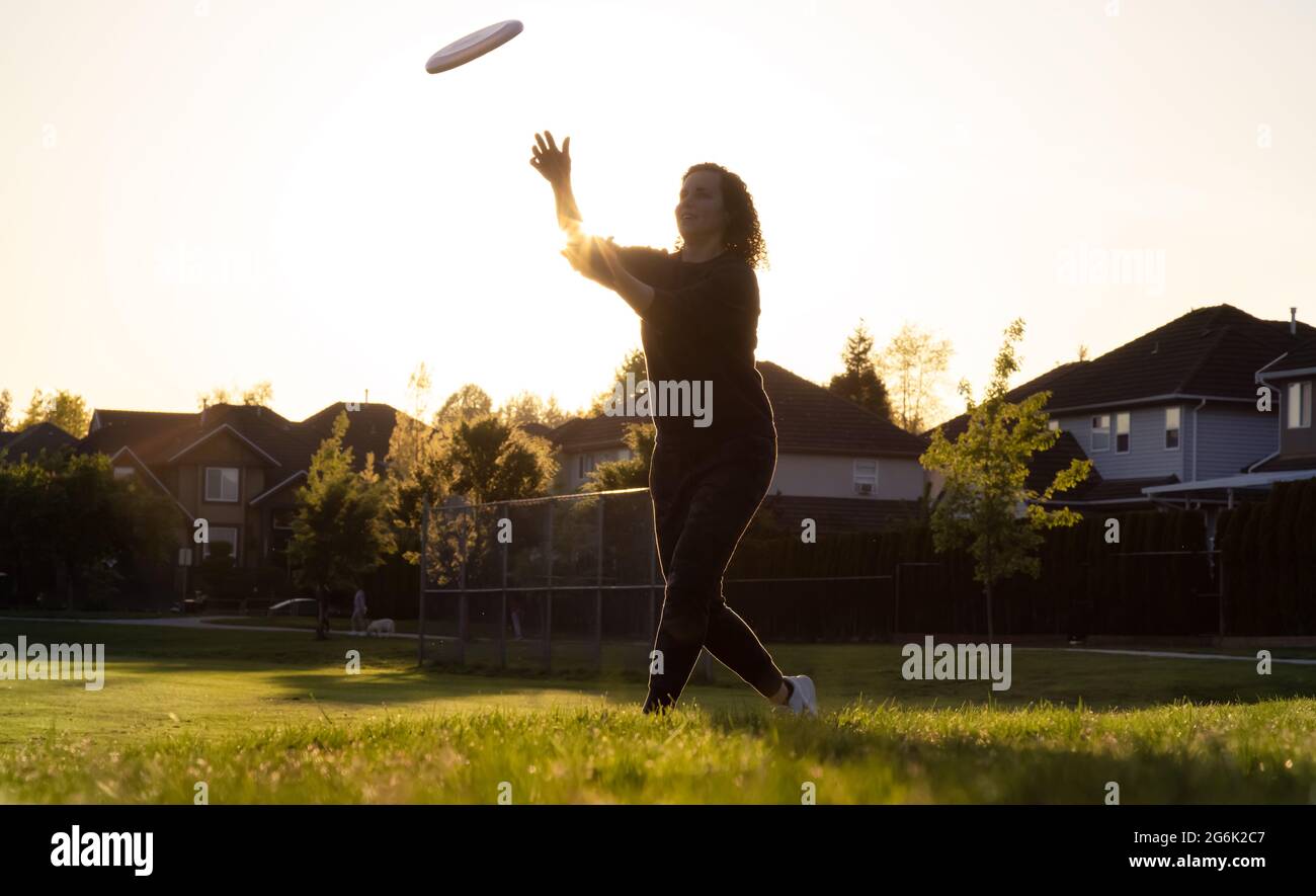 White Caucasian Adult Woman Playing Ultimate Frisbee Stock Photo - Alamy