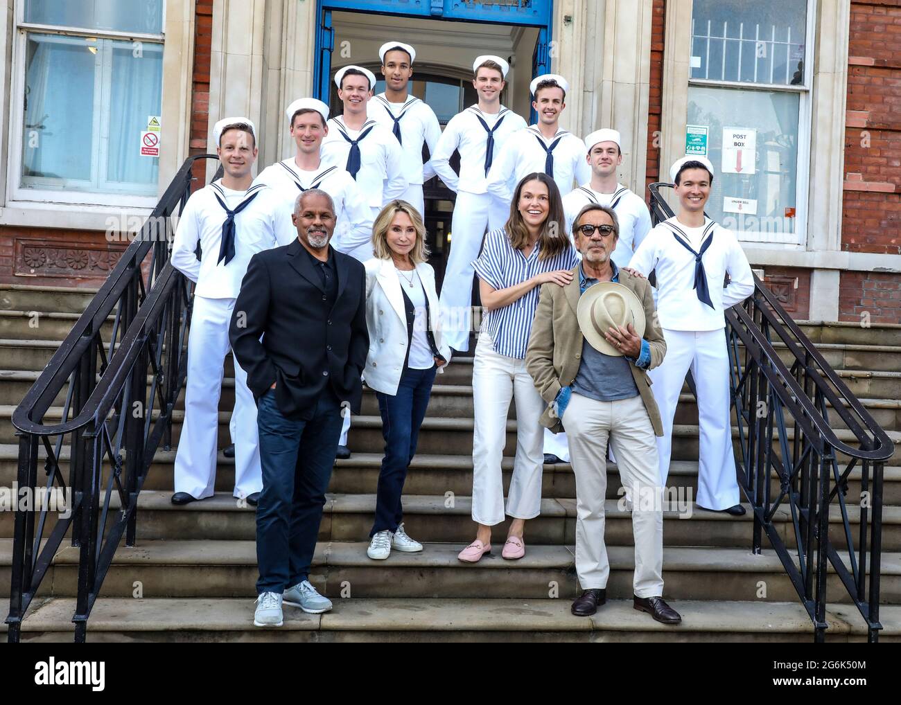 Robert Lindsay, Felicity Kendal, Sutton Foster and Gary Wilmot attend a ...