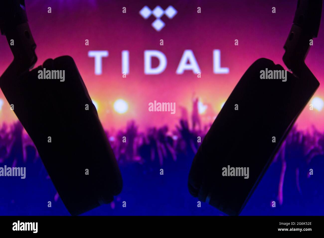Tidal logo hi-res stock photography and images - Alamy