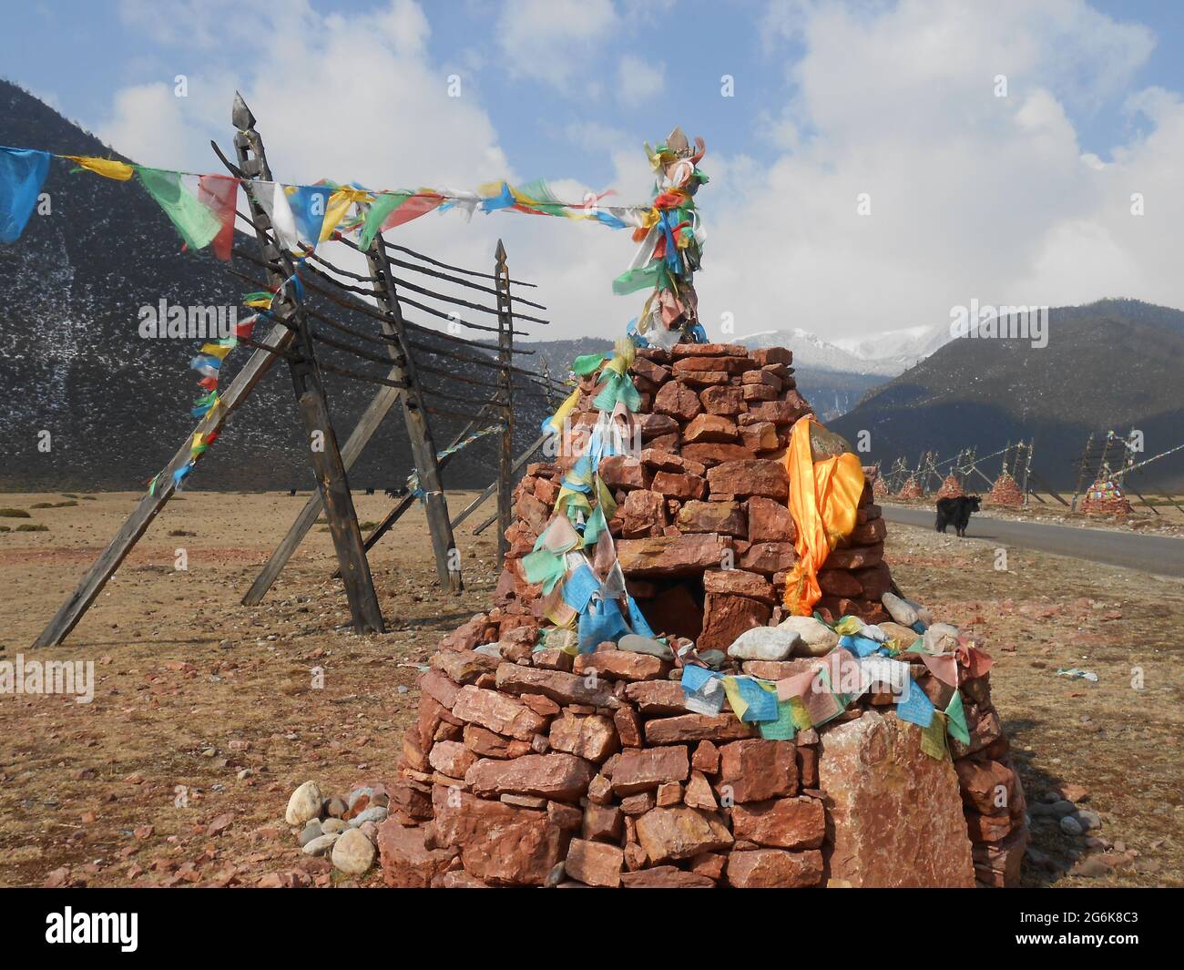 Tibetan Buddhist Monument in Shangri-La, Yunnan Stock Photo - Alamy