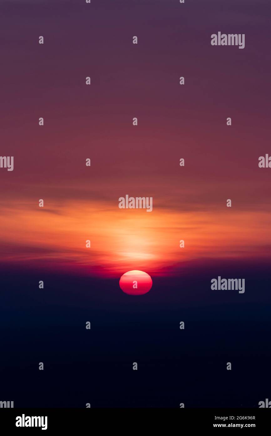 Sun on the horizon hi-res stock photography and images - Alamy