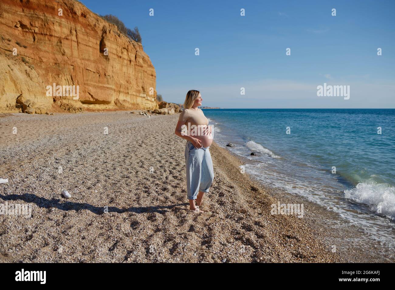 Pregnant woman sunbathing on beach hi-res stock photography and images ...
