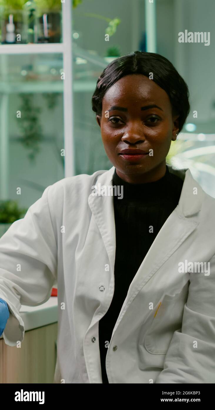 Scientist meeting in pharmaceutical laboratory hi-res stock photography ...