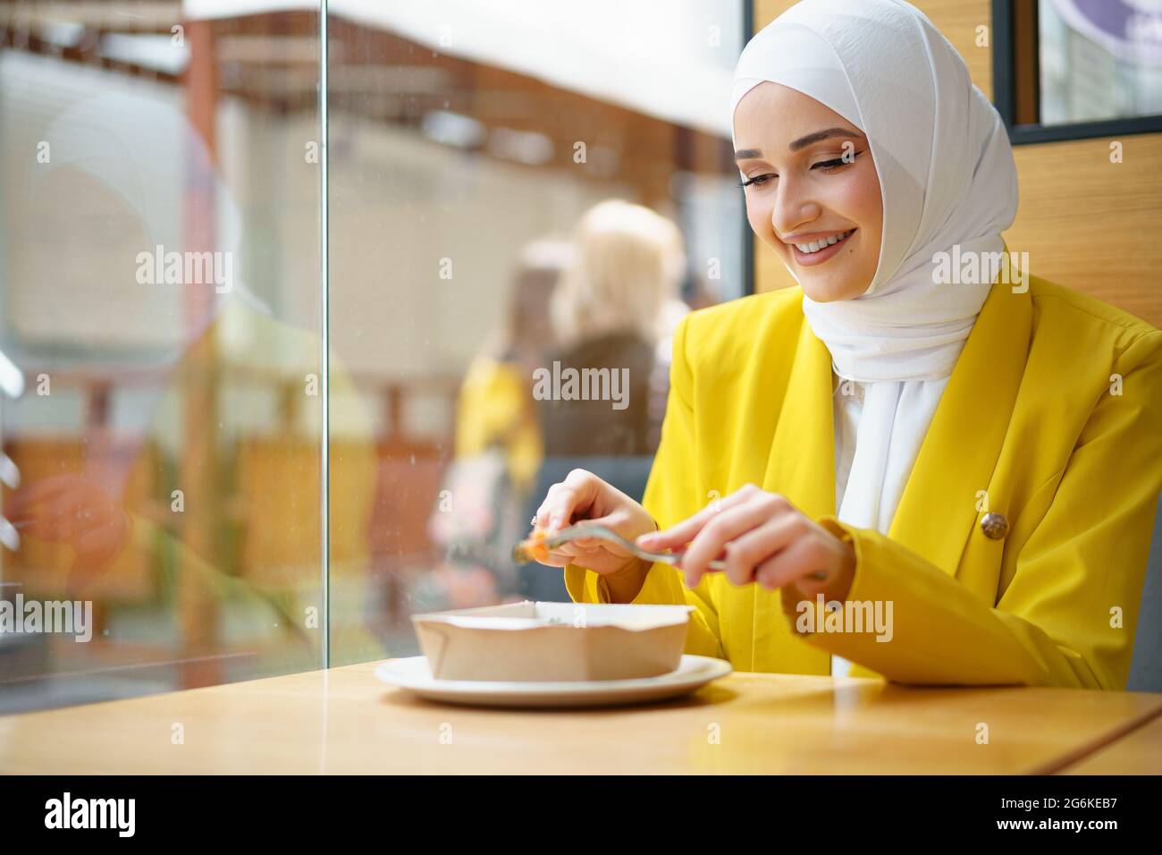 Woman eating table head scarf hi-res stock photography and images - Alamy