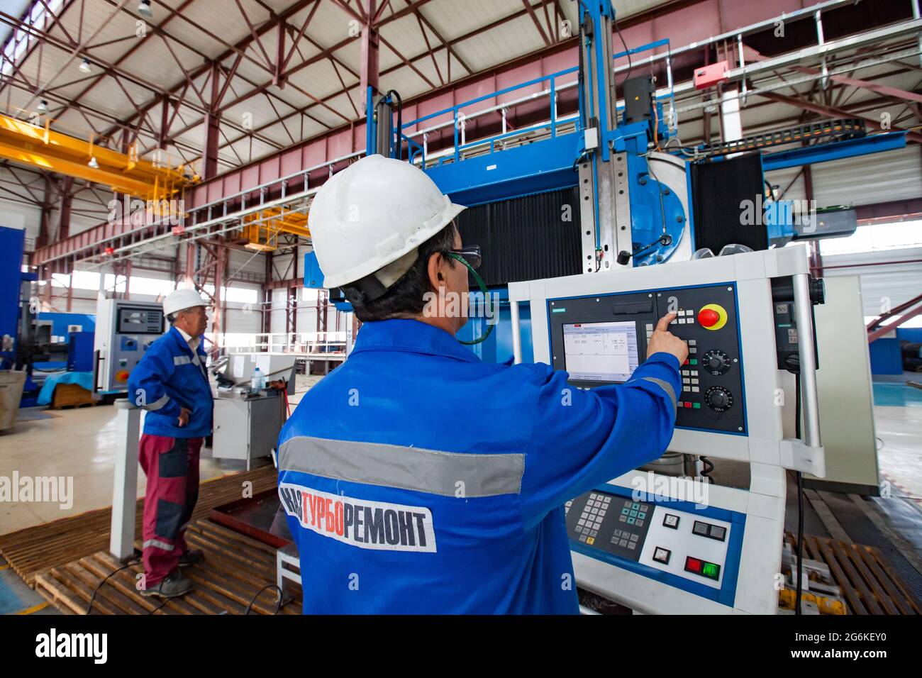 Cnc machine operator hi-res stock photography and images - Alamy