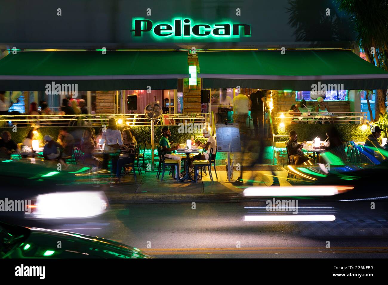 People eating at a restaurant on Ocean Drive in Miami, Florida Stock ...