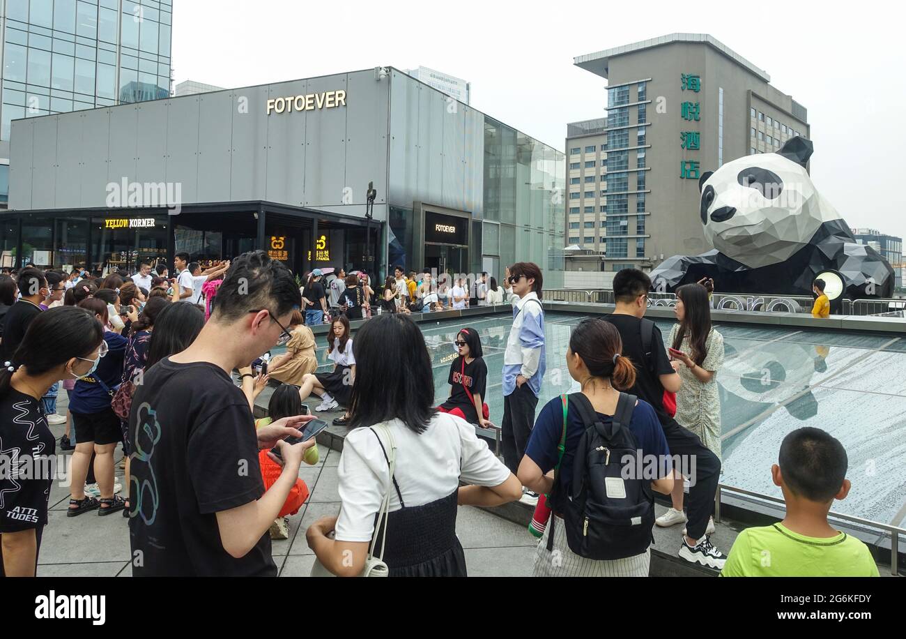 Pandas climbing hi-res stock photography and images - Alamy