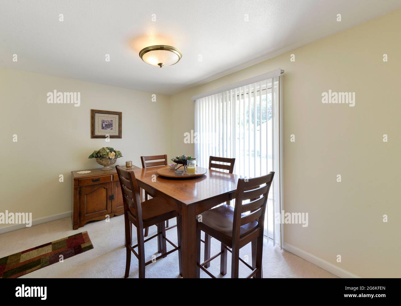 Modern residential dining room interior Stock Photo - Alamy