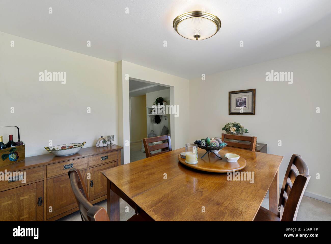 Modern residential dining room interior Stock Photo - Alamy