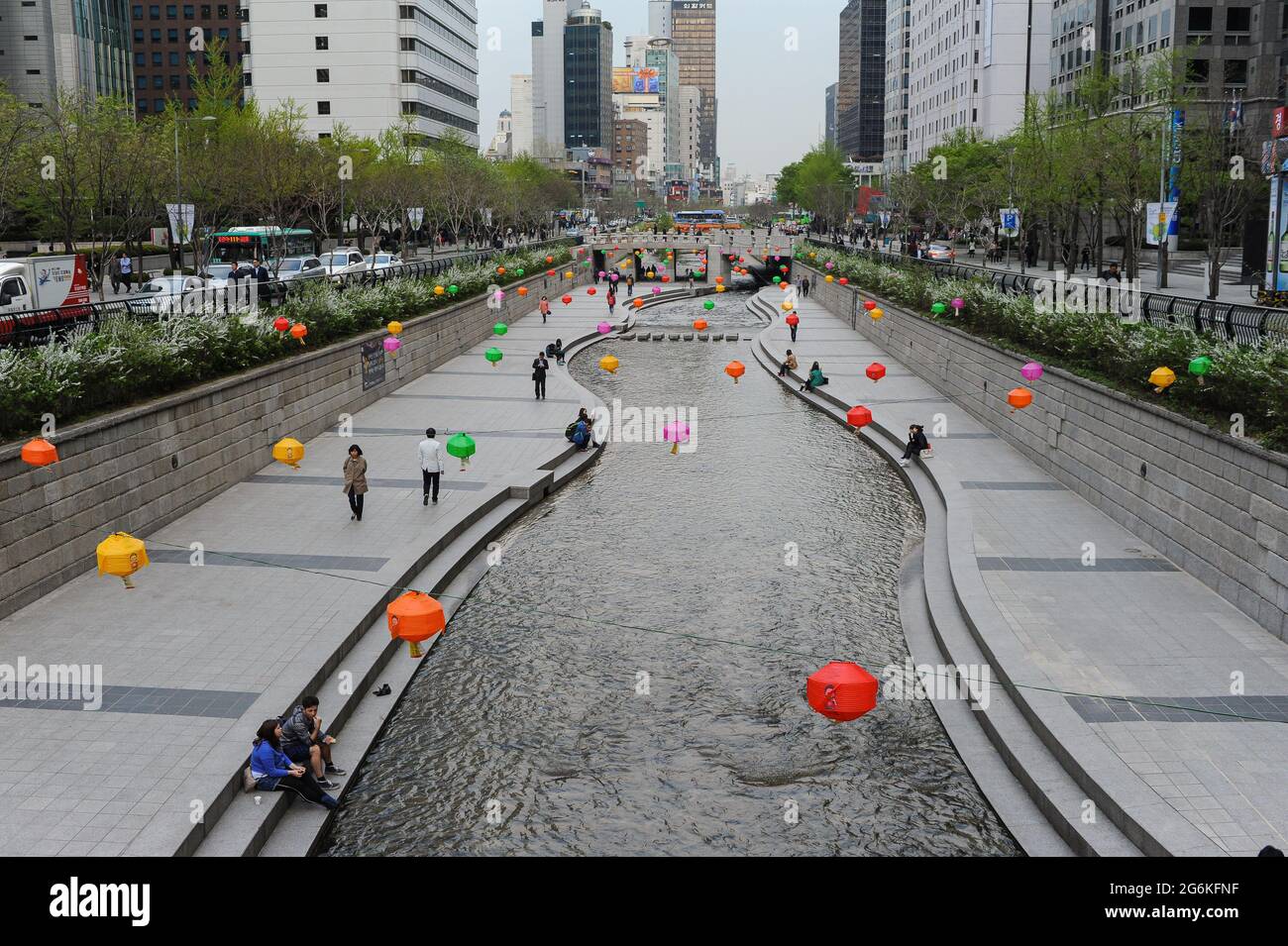 Cheonggyecheon river promenade seoul hi-res stock photography and ...