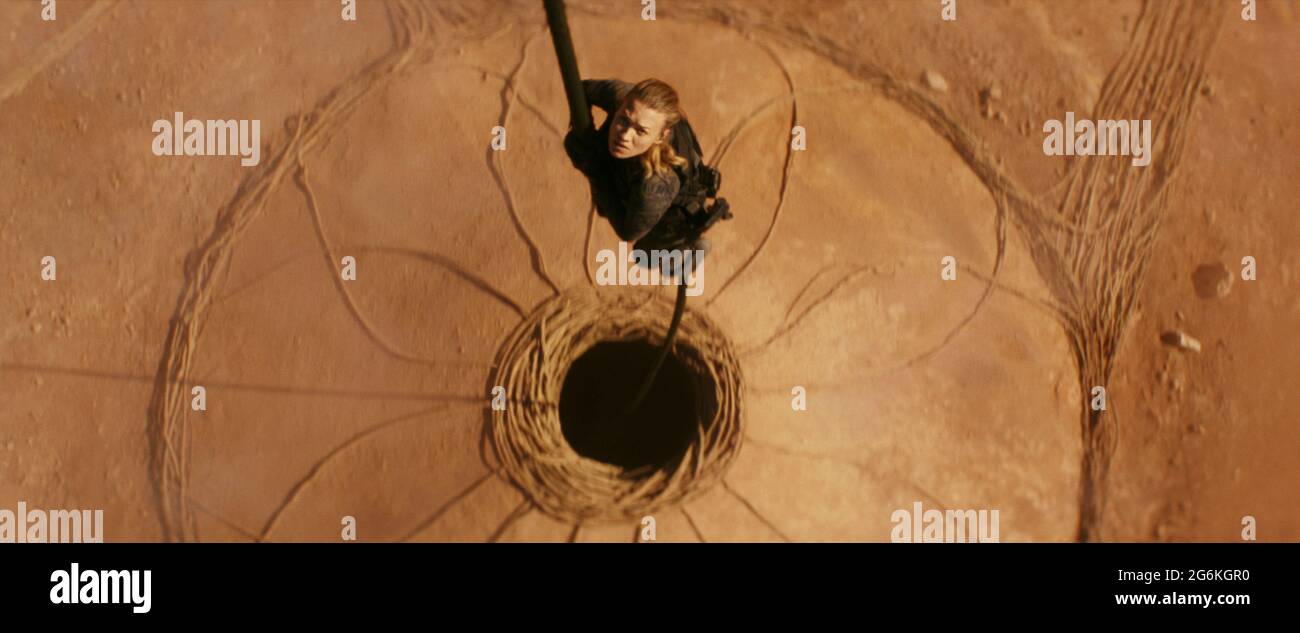 Yvonne strahovski tomorrow war hi-res stock photography and images - Alamy