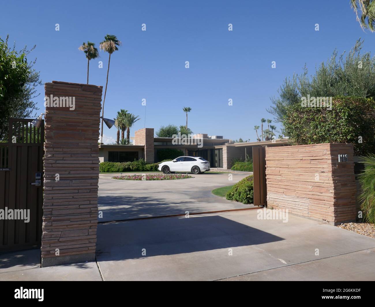 Sinatra twin palms residence hi-res stock photography and images - Alamy