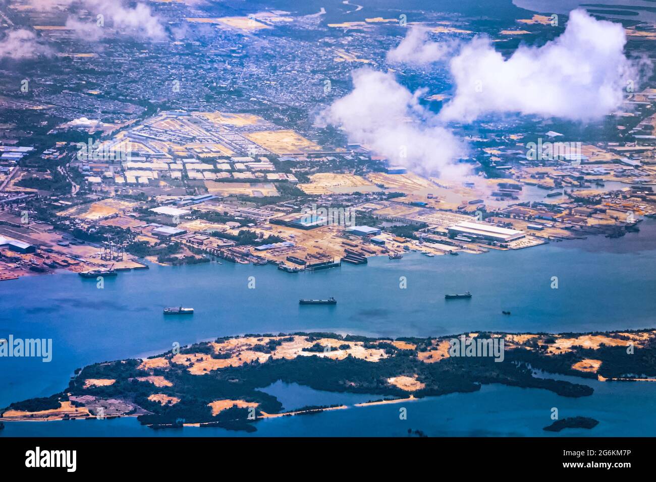 Malacca strait ship hi-res stock photography and images - Alamy