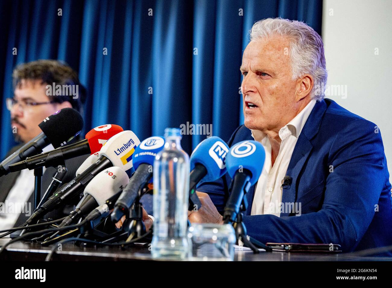 Crime journalist peter r de vries hi-res stock photography and images ...