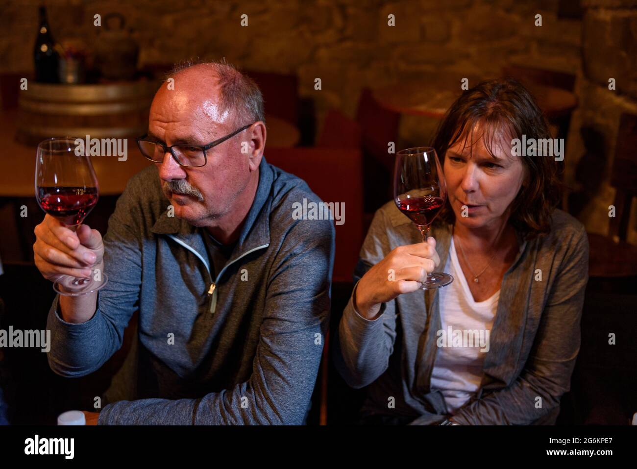 Persona en una bodega hi-res stock photography and images - Alamy