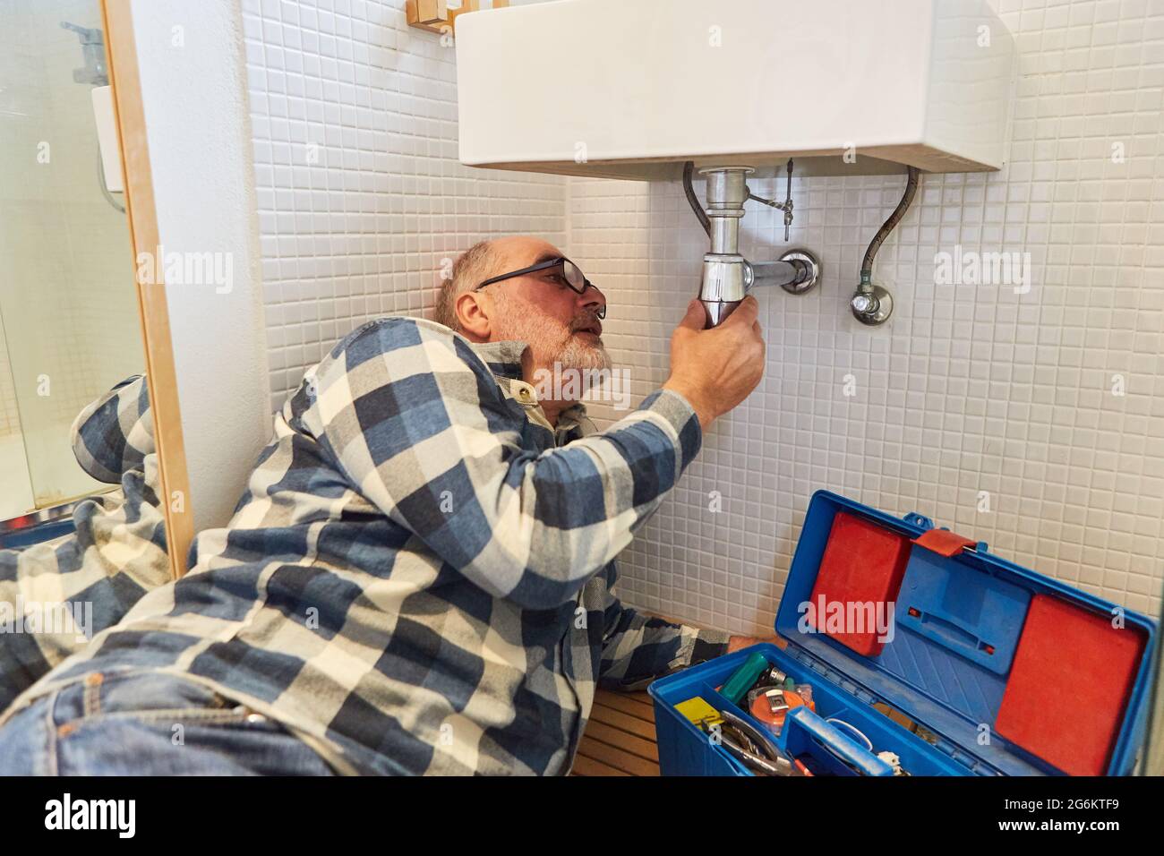 Repairs broken hi-res stock photography and images - Alamy