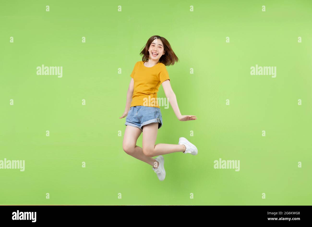 Japanese women jumping for hi-res stock photography and images - Alamy