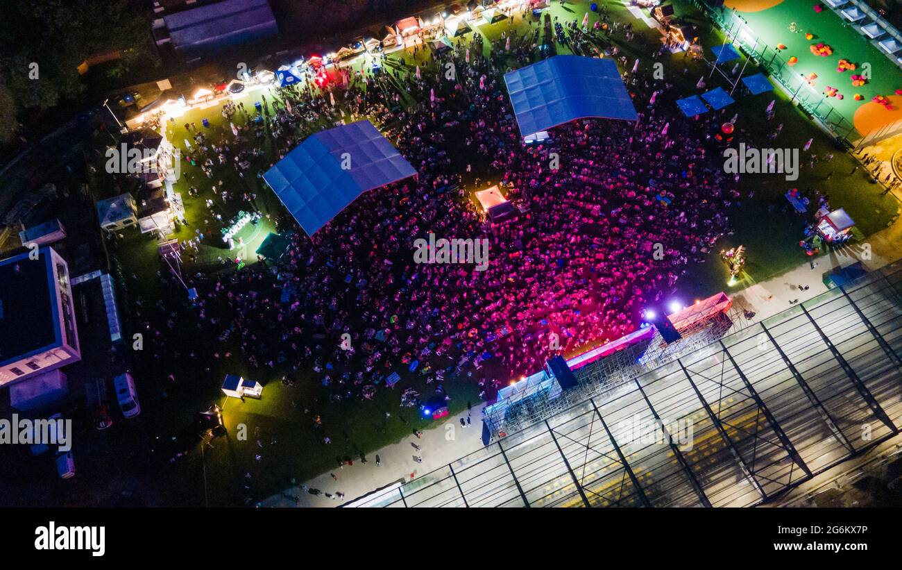Crowd overhead view concert hi-res stock photography and images - Alamy