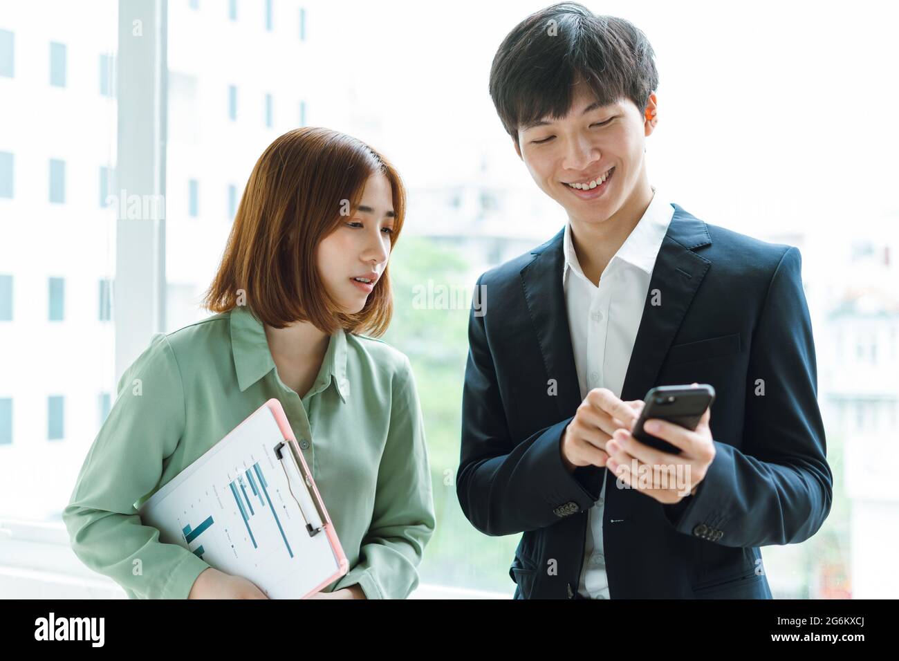 Boss japanese employee discussion hi-res stock photography and images ...