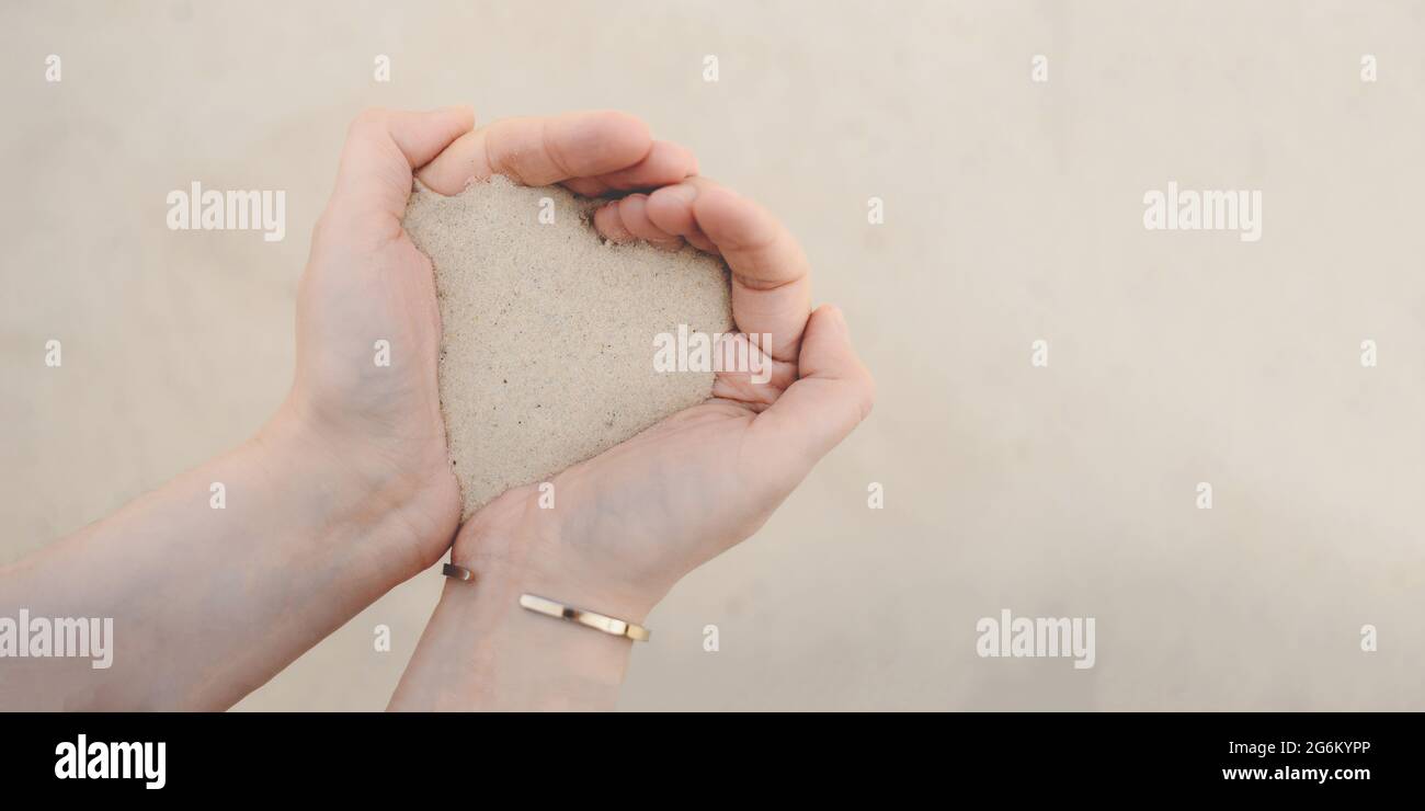 Hands holding pouring sand hi-res stock photography and images - Alamy