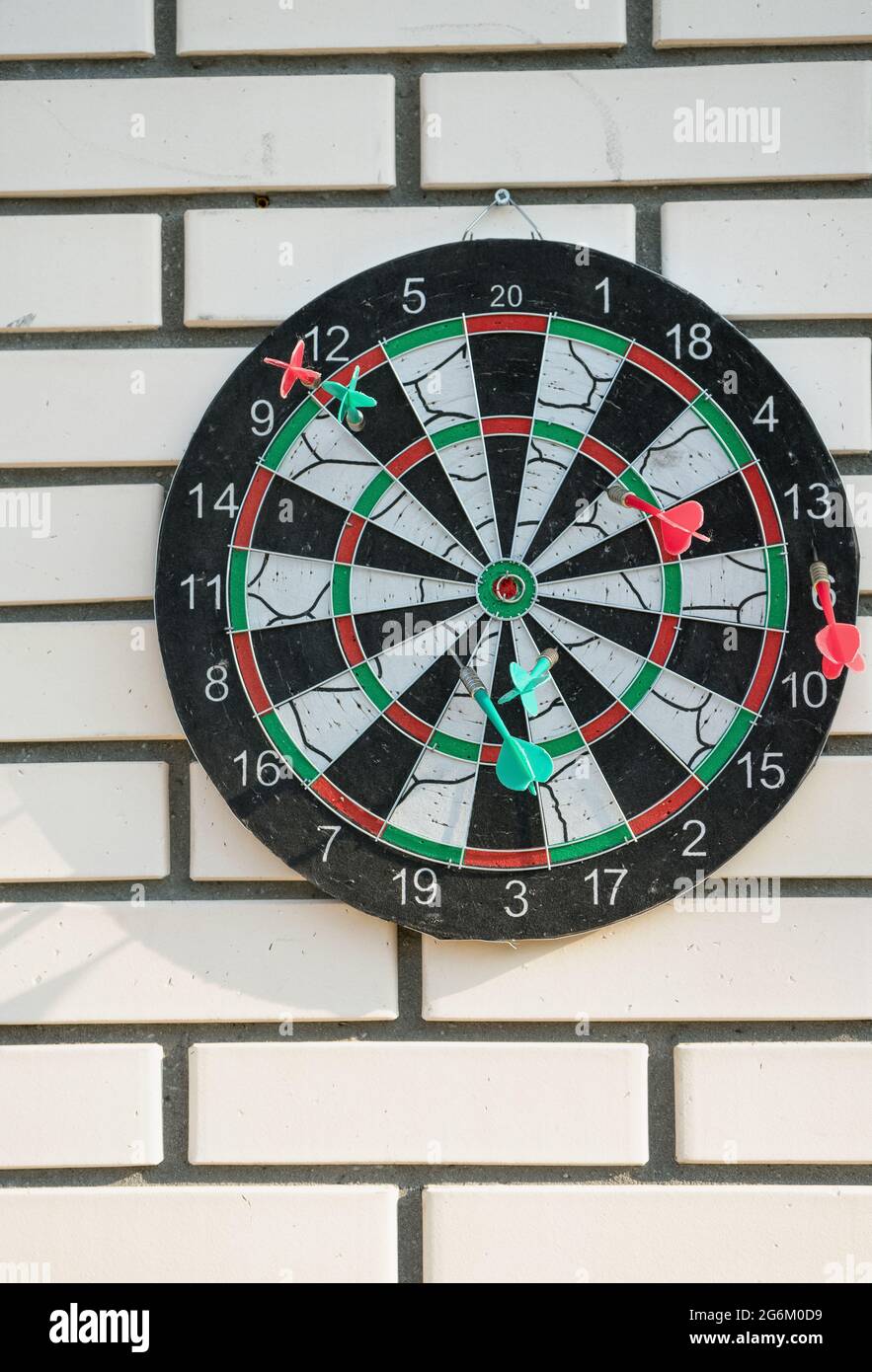 Professional throwing dart at dartboard hi-res stock photography and ...