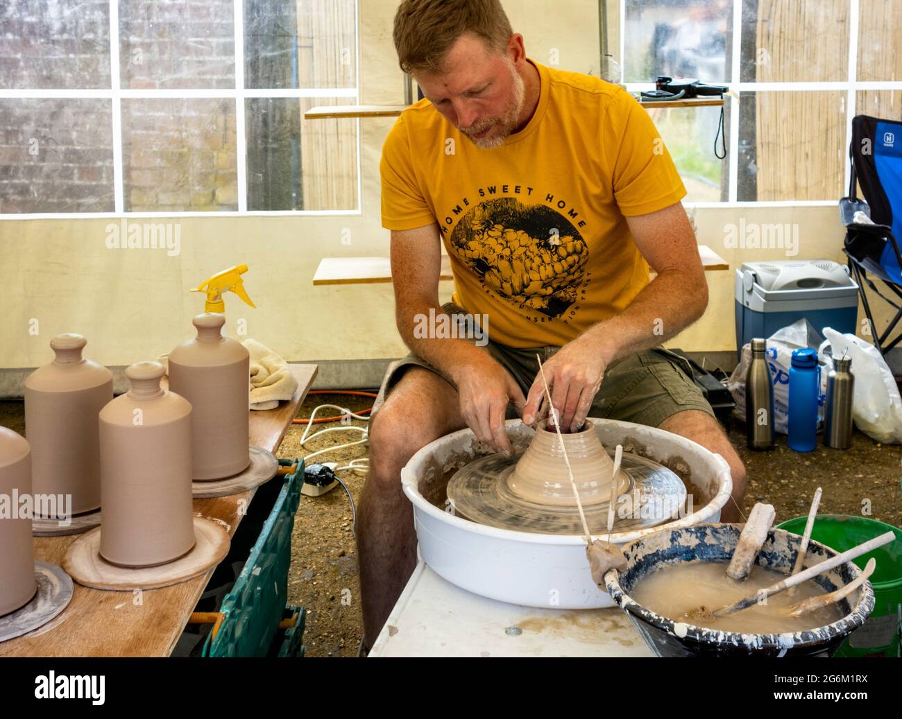 Potter making pots hi-res stock photography and images - Alamy