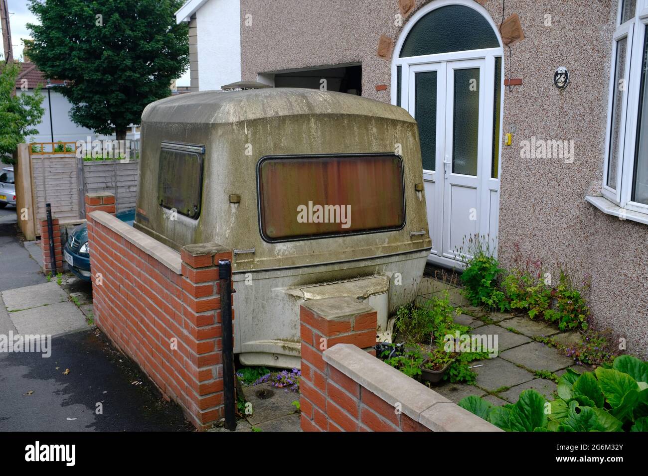 Dirty old caravan hi-res stock photography and images - Alamy