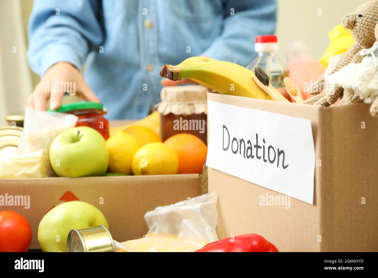 Volunteer girl giving food hi-res stock photography and images - Alamy