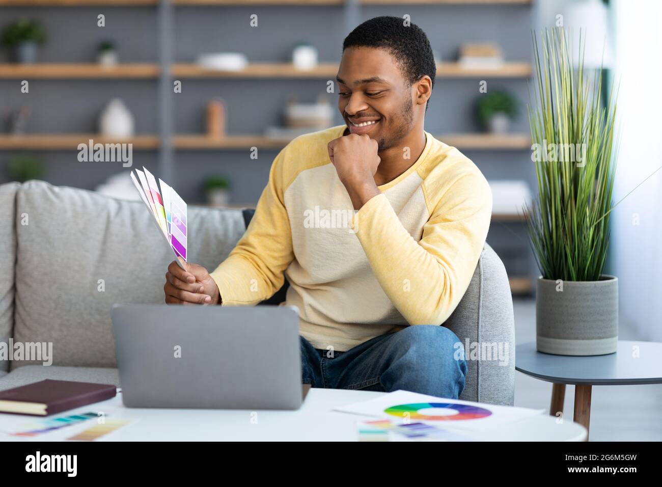 Black web designer hi-res stock photography and images - Alamy